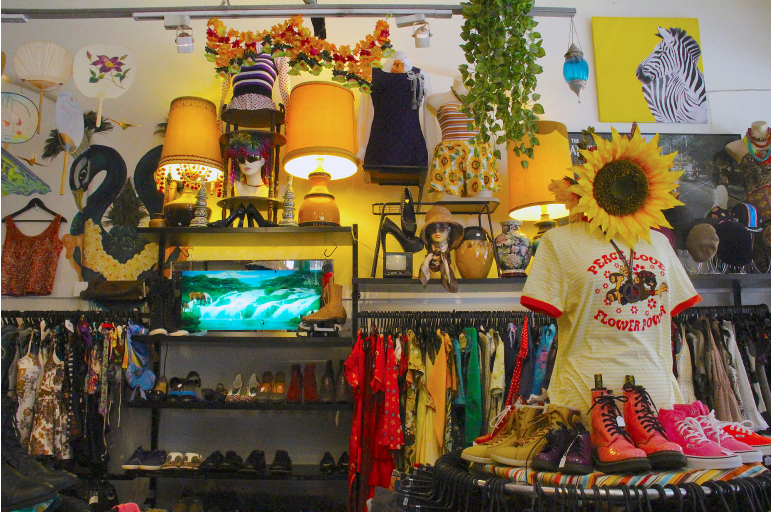 Perbedaan Thrifting dan Preloved - Laruna