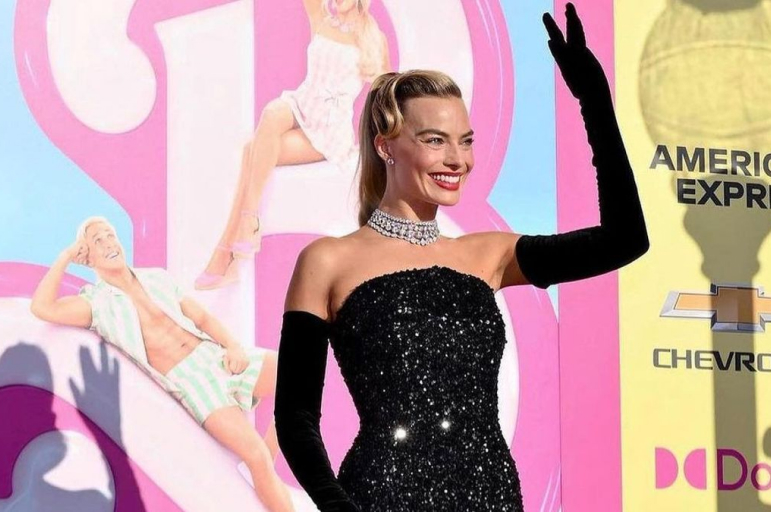 Margot Robbie dengan Gaun Barbie Hitam Era 1960-an - Laruna
